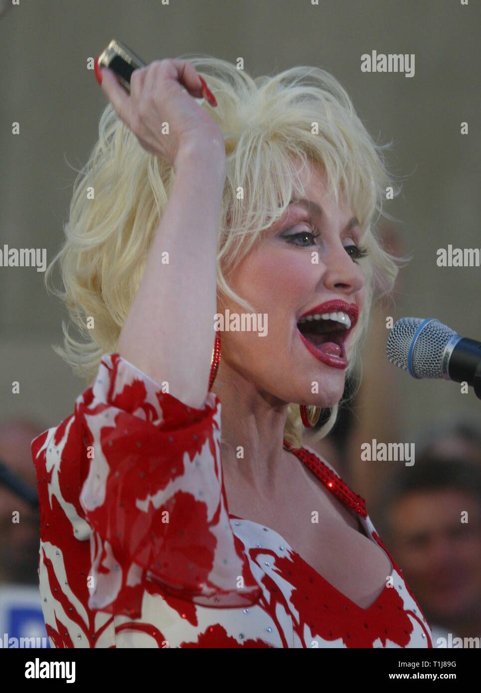 DOLLY PARTON PERFORMS ON NBC'S "TODAY SHOW" NYC, 07/05/02 Photo By John ...