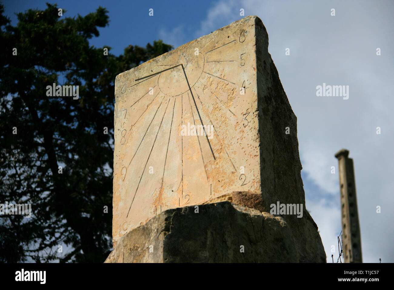 Sundial column hi-res stock photography and images - Alamy