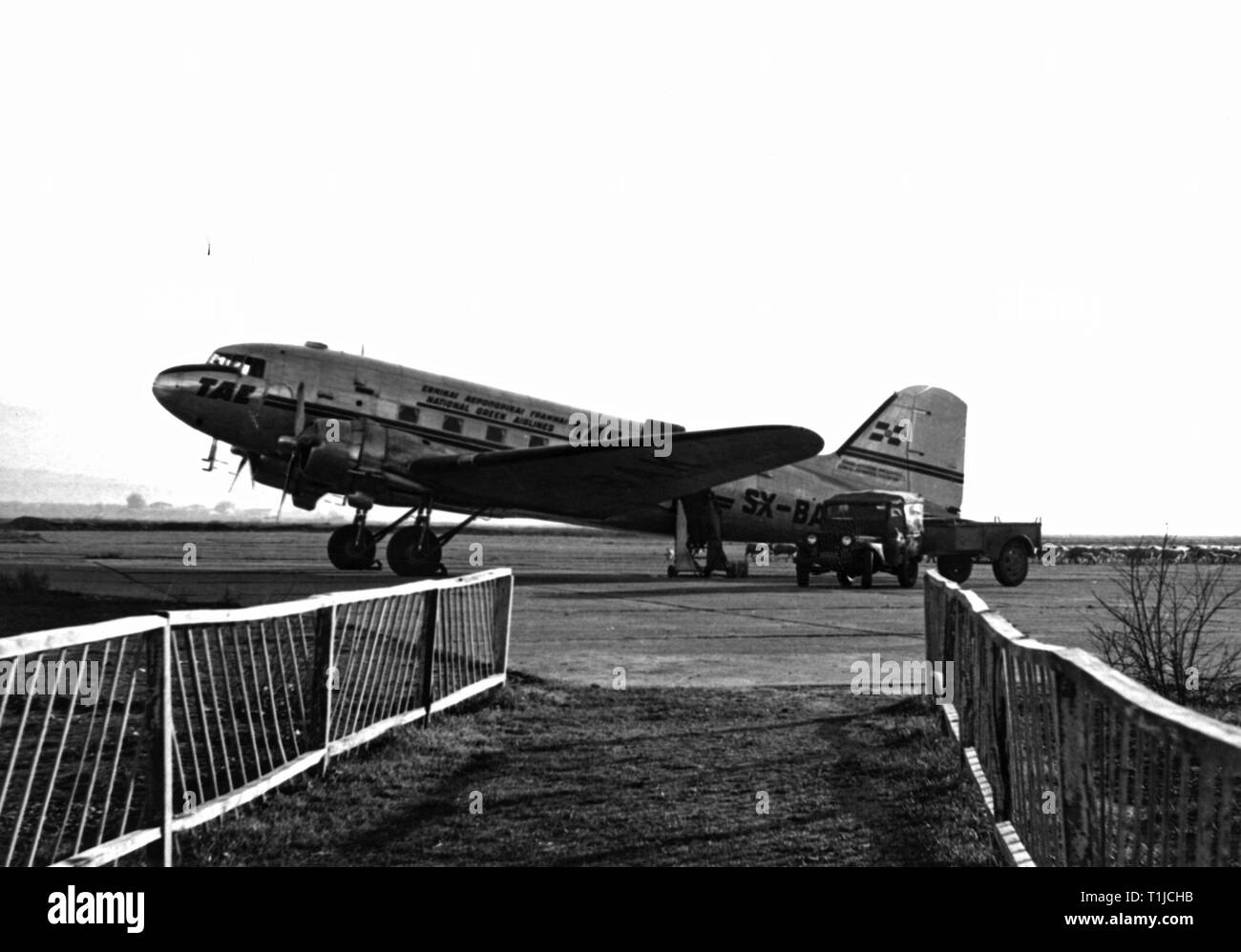 1950s airplane passenger hi-res stock photography and images - Alamy