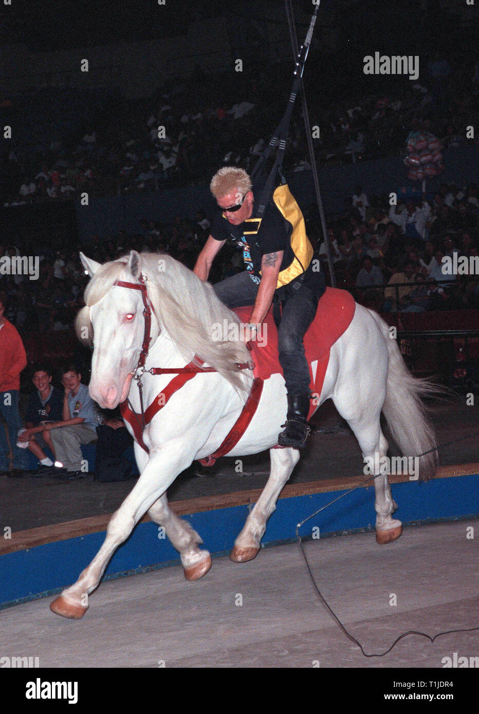 LOS ANGELES, CA - July 21, 1999: Rock star BILLY IDOL tries his hand at ...