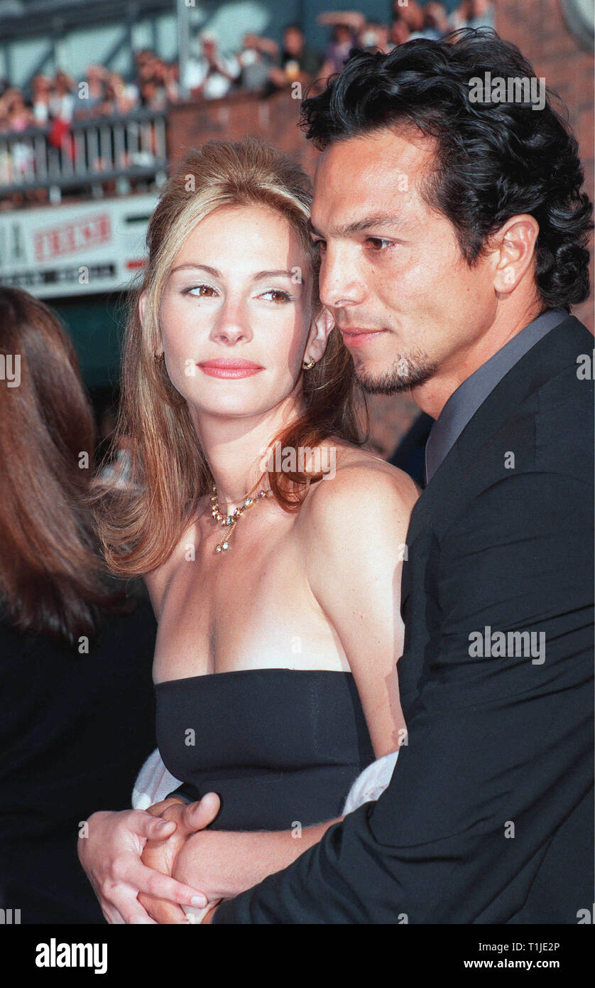 LOS ANGELES, CA - July 25, 1999: Actress JULIA ROBERTS & actor ...