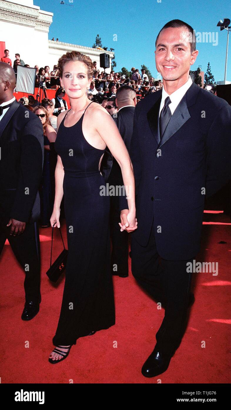 LOS ANGELES, CA - February 12, 1999: Actress JULIA ROBERTS & actor ...