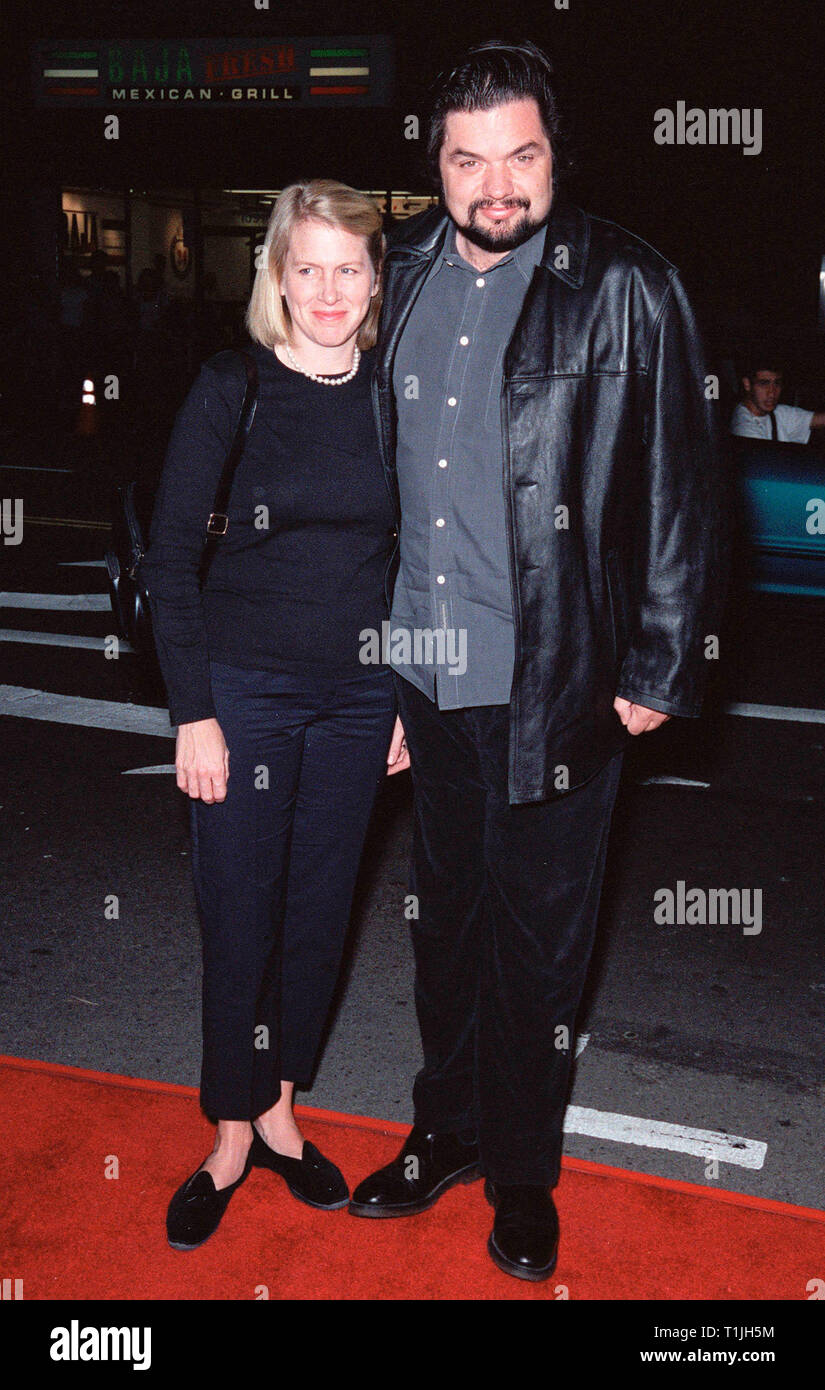 LOS ANGELES, CA. October 19, 1999: Actor Oliver Platt & wife CAMILLA at ...