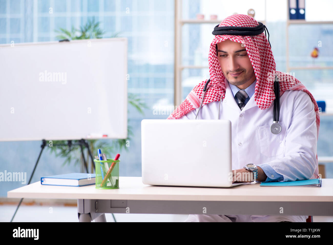 Saudi arab doctor laptop hi-res stock photography and images - Alamy