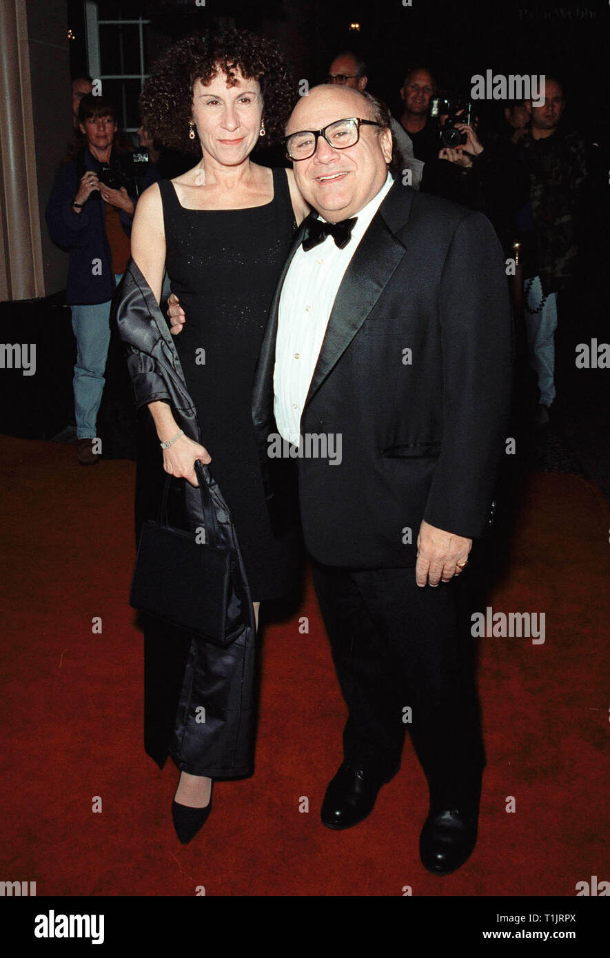 LOS ANGELES, CA. November 18, 1999: Actor Danny Devito & Actress Wife ...
