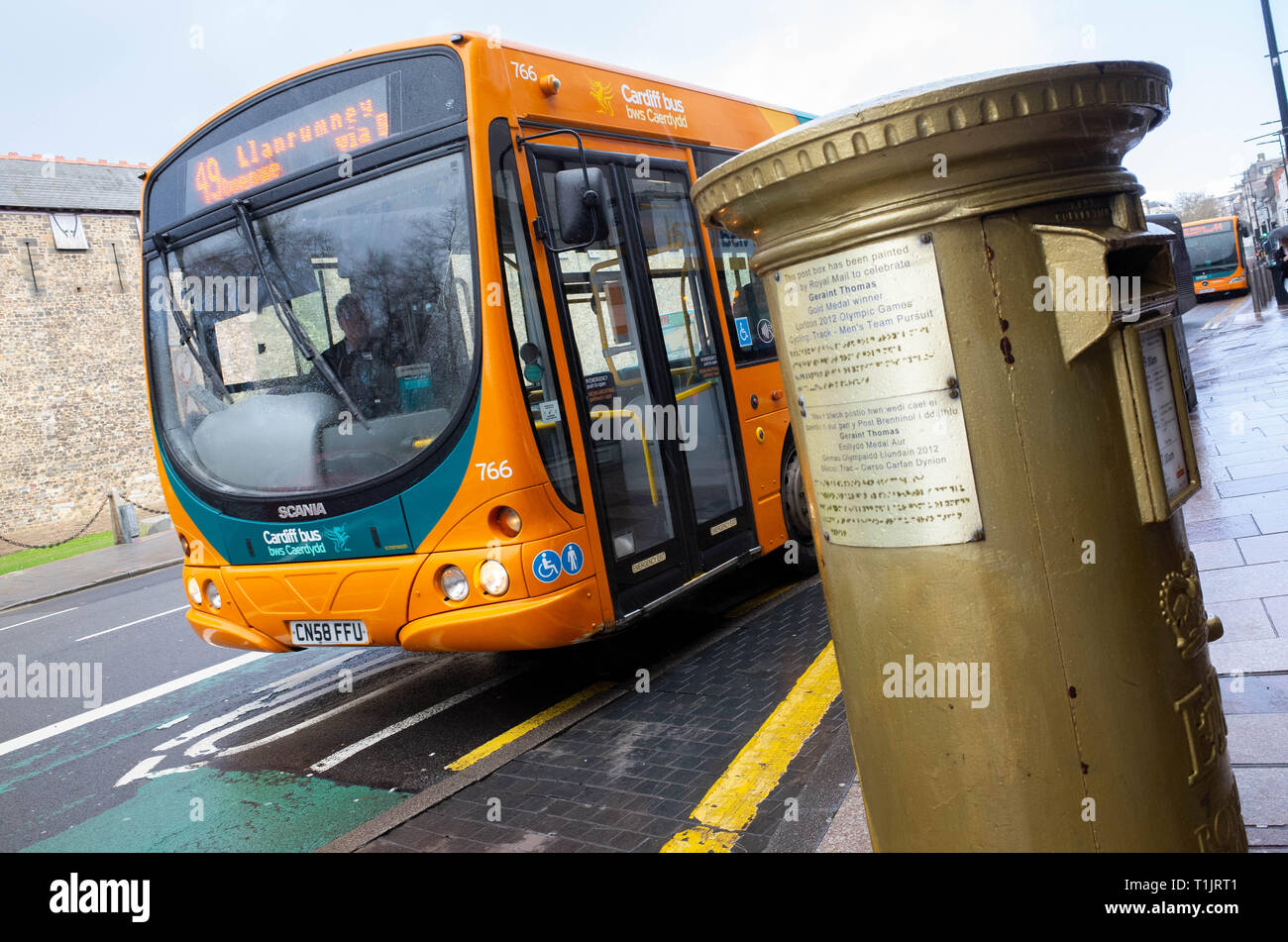 Cardiff bus hi-res stock photography and images - Alamy