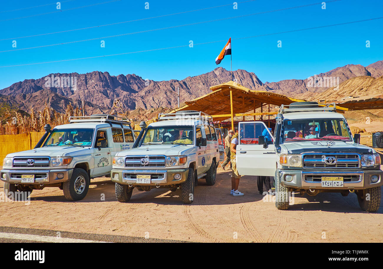 Toyota land cruiser desert hi-res stock photography and images - Alamy