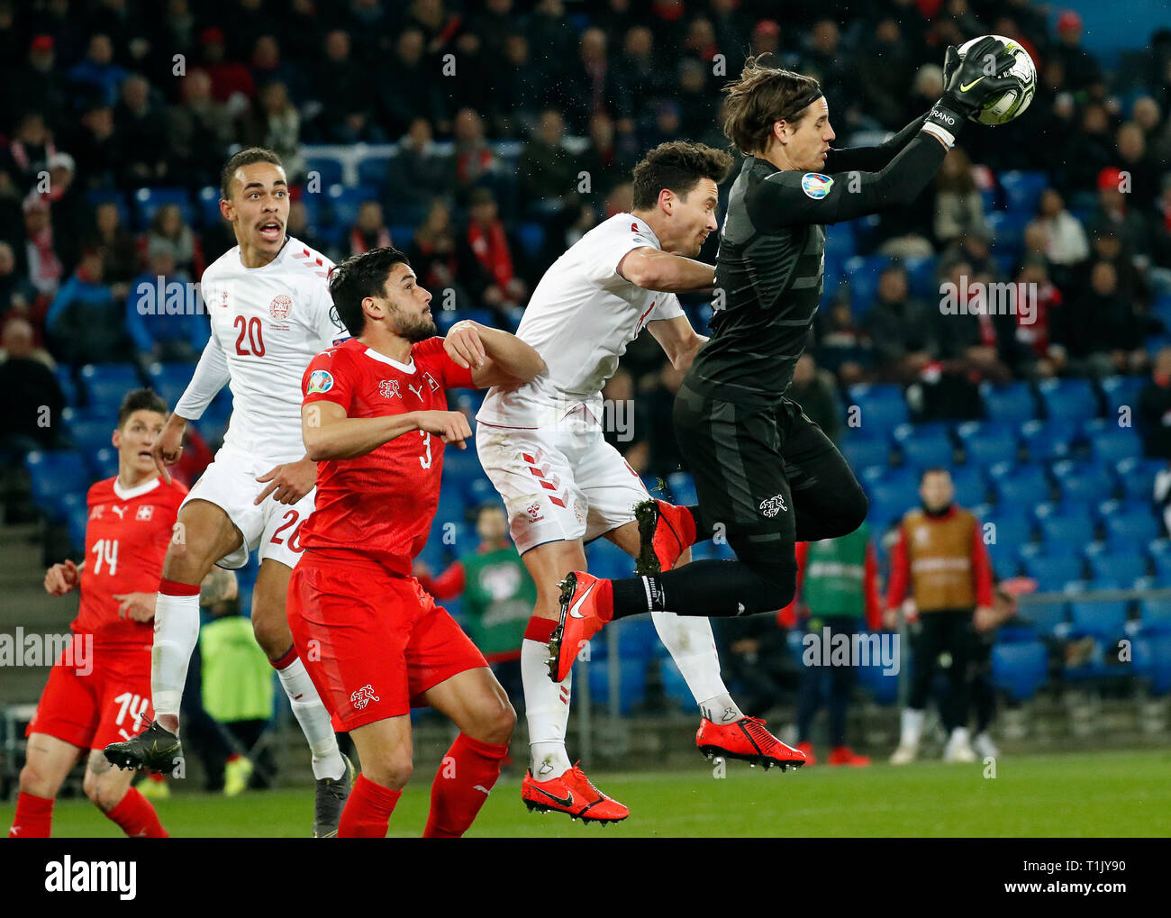 Goal keeper yann sommer hi-res stock photography and images - Alamy