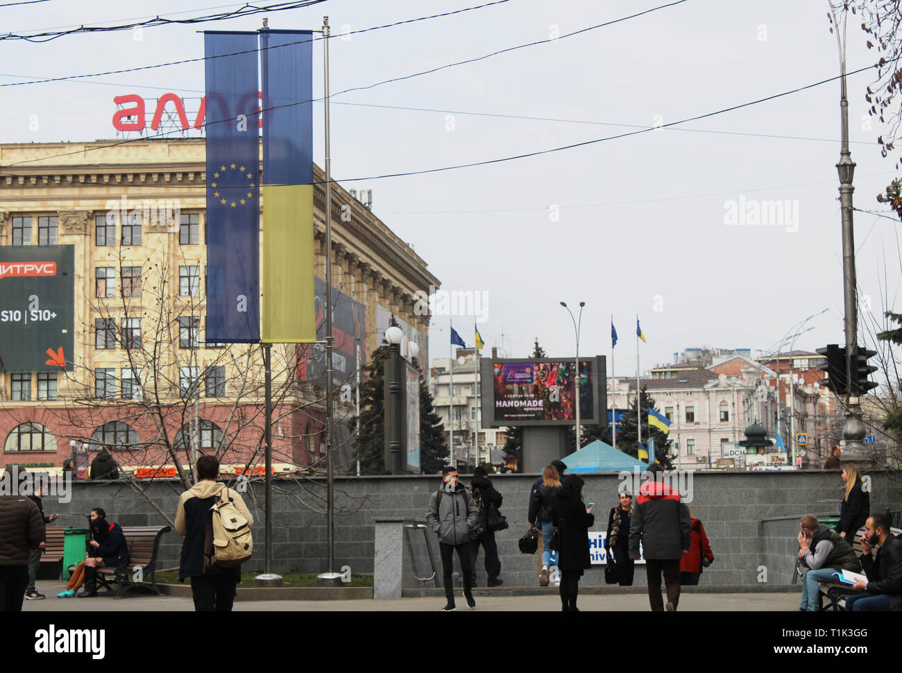 Charkiw, Ukraine. 20th Mar, 2019. Students pass a Ukrainian and an EU ...