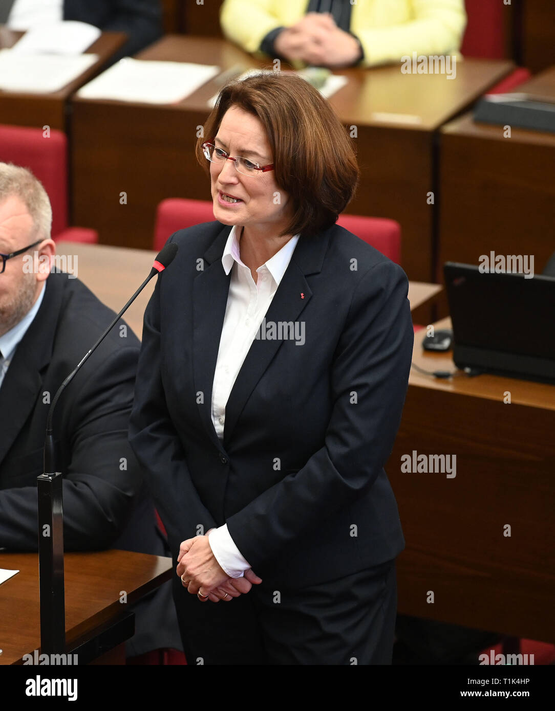 Bremen, Germany. 27th Mar, 2019. Antje Grotheer (SPD) accepts the ...
