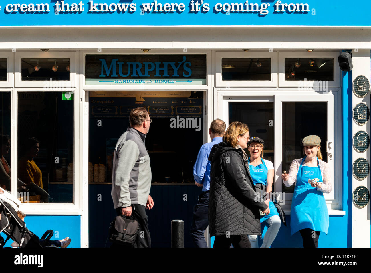 Murphy's Ice cream shop employees offering free ice cream samples to ...