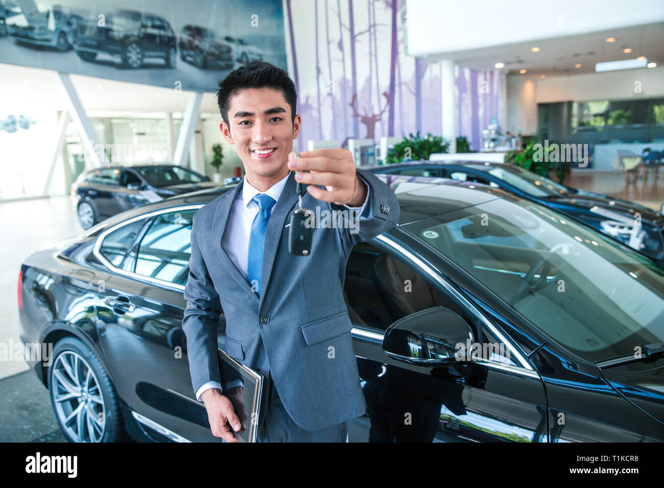 4 s shop car sales personnel Stock Photo - Alamy