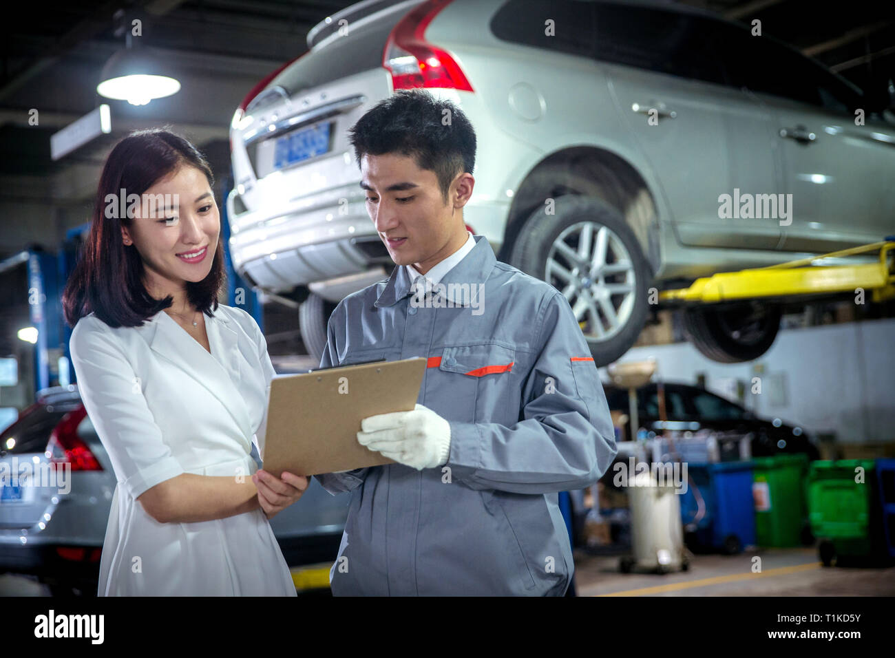 Customers examining car hi-res stock photography and images - Alamy