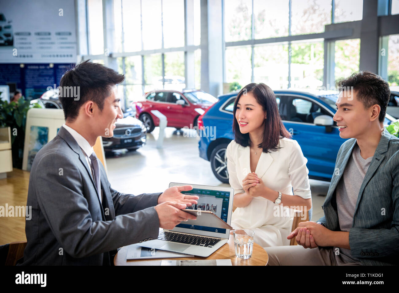 Car dealership customers laptop hi-res stock photography and images - Alamy