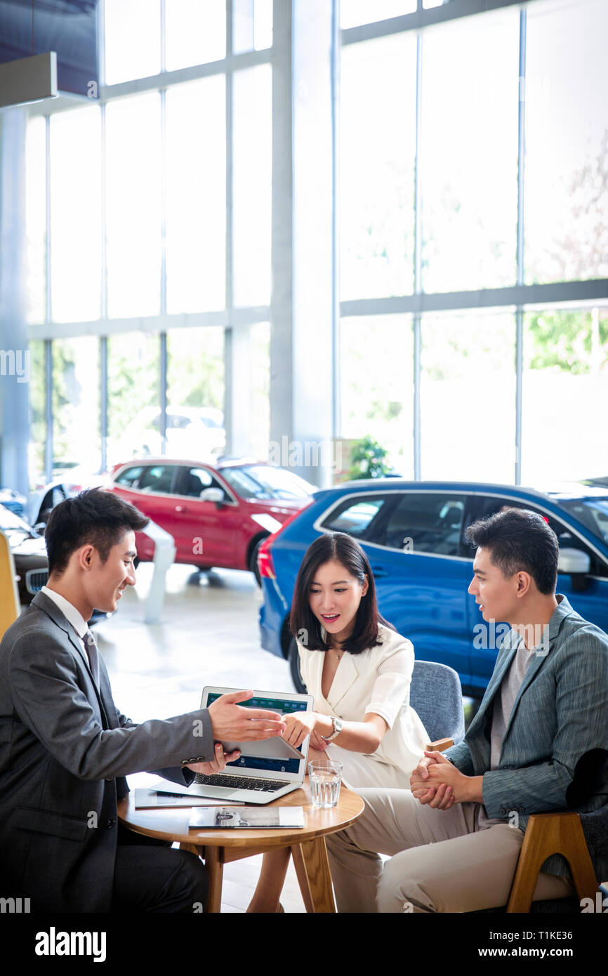 Car dealership customers laptop hi-res stock photography and images - Alamy