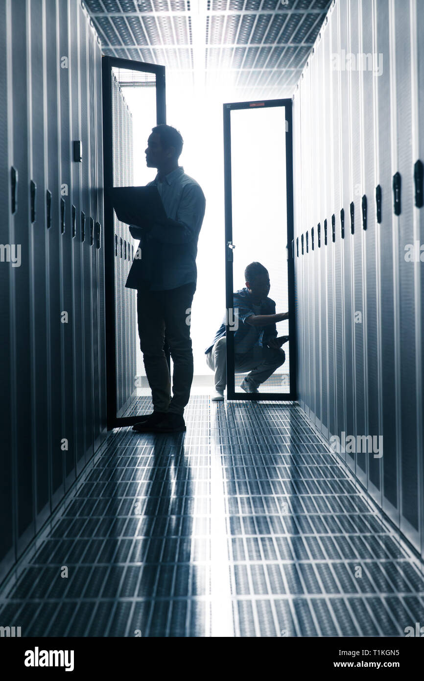 Technical staff in the computer room maintenance Stock Photo - Alamy