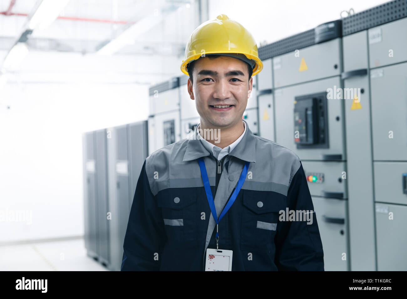 Man in a factory control room hi-res stock photography and images - Alamy