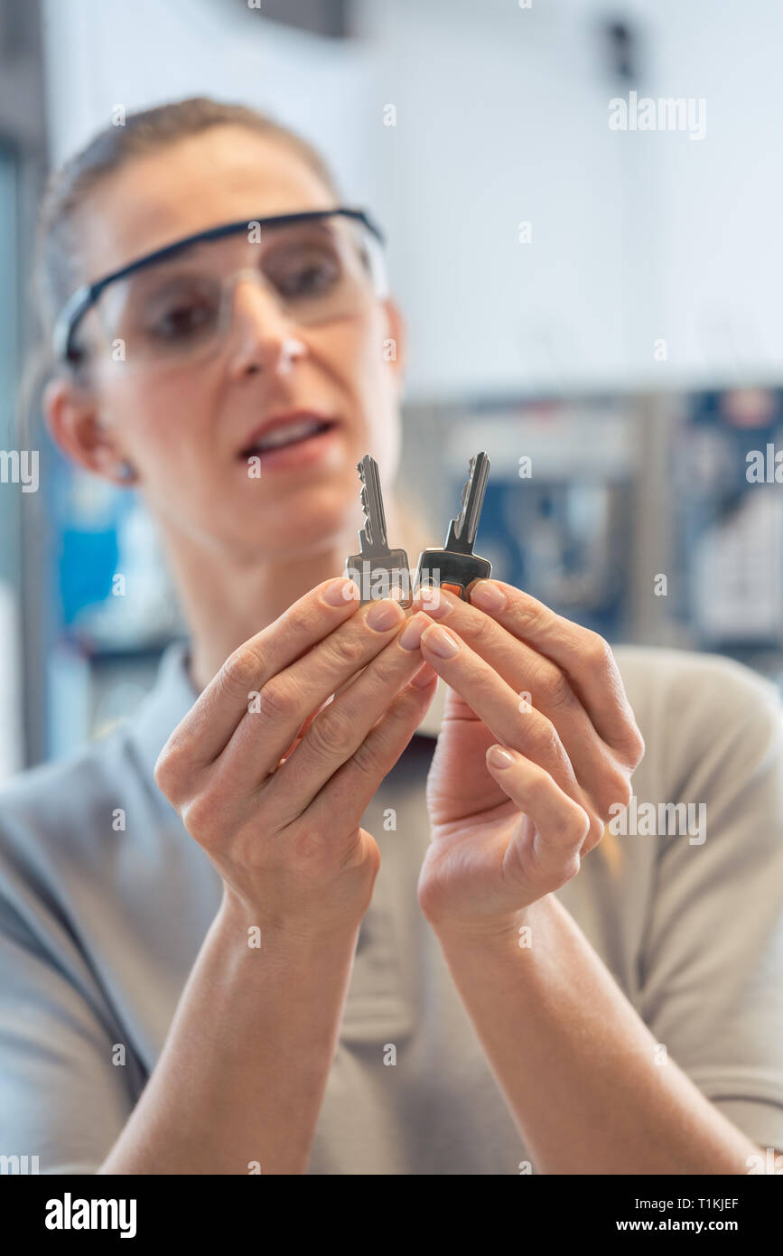 Cutting key keys shop hi-res stock photography and images - Alamy