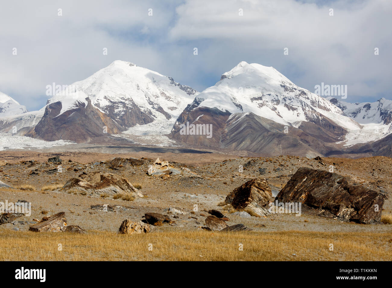 Mountain hiking china hi-res stock photography and images - Alamy