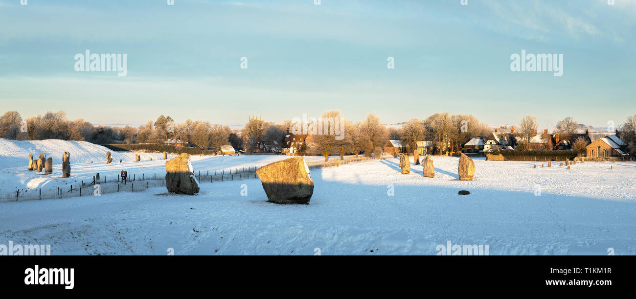 Avebury neolithic standing stone circle hi-res stock photography and ...