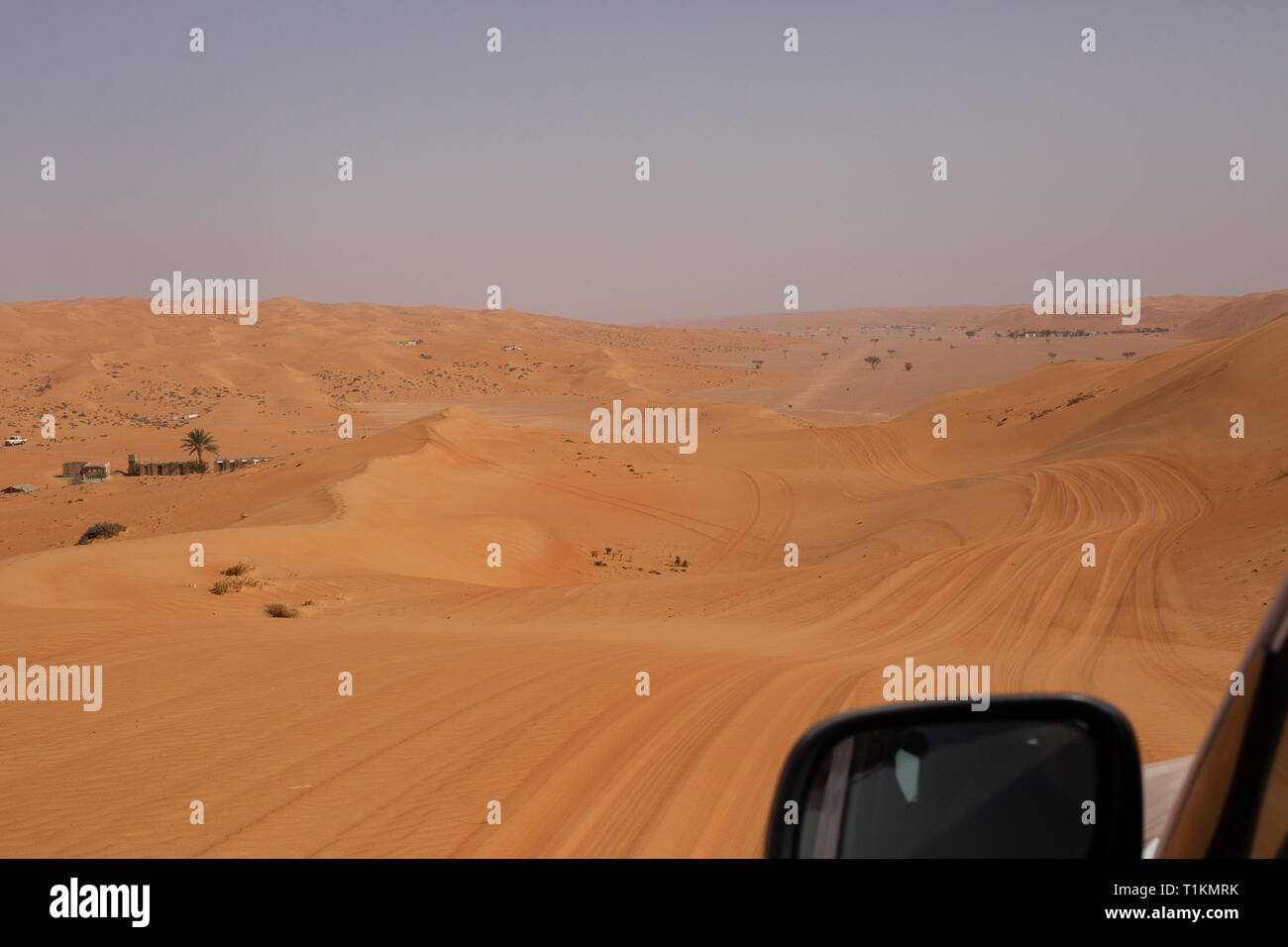 4x4 desert rear view hi-res stock photography and images - Alamy