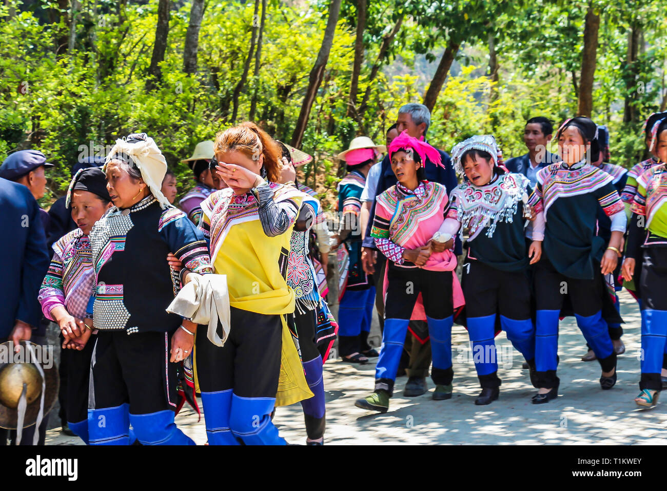 Family crying funeral hi-res stock photography and images - Alamy