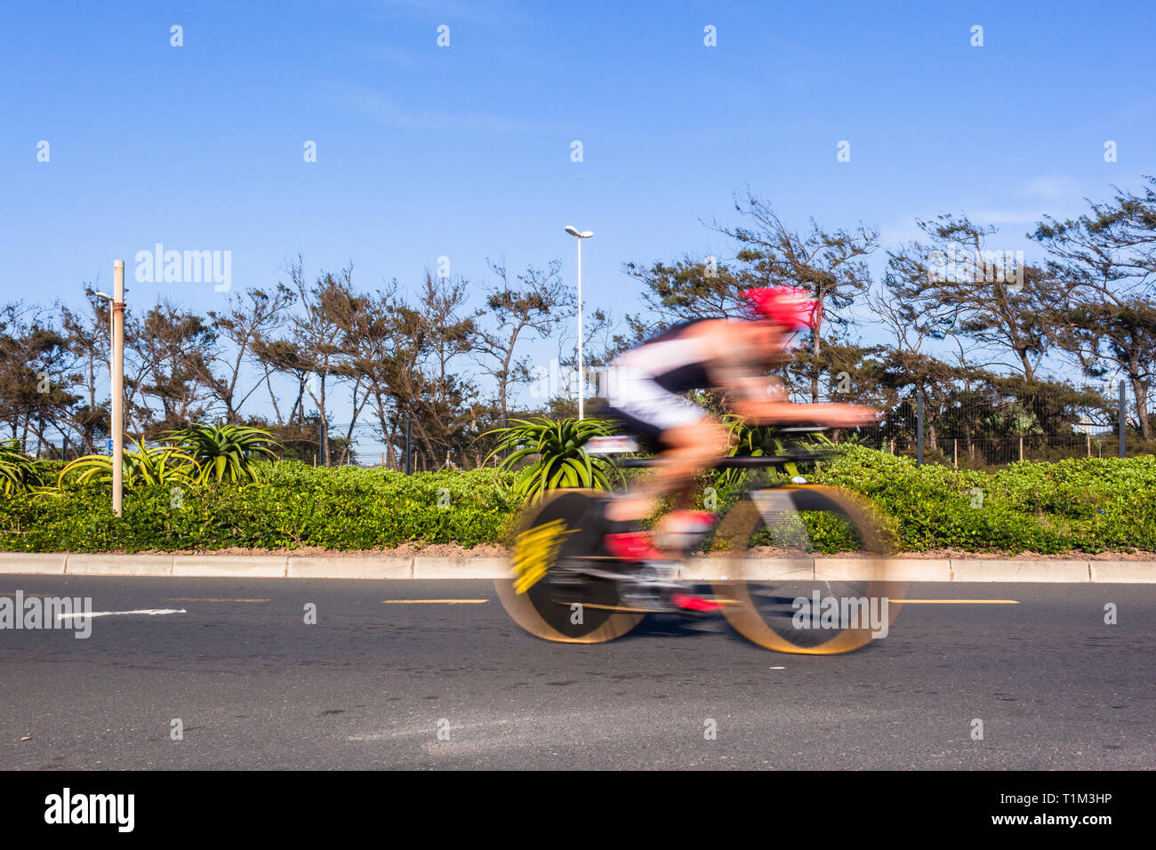 Woman running speed race action hi-res stock photography and images - Alamy