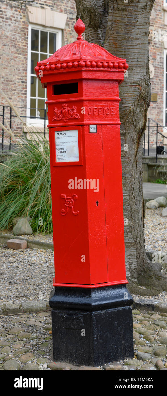 Palace green victorian post box hi-res stock photography and images - Alamy
