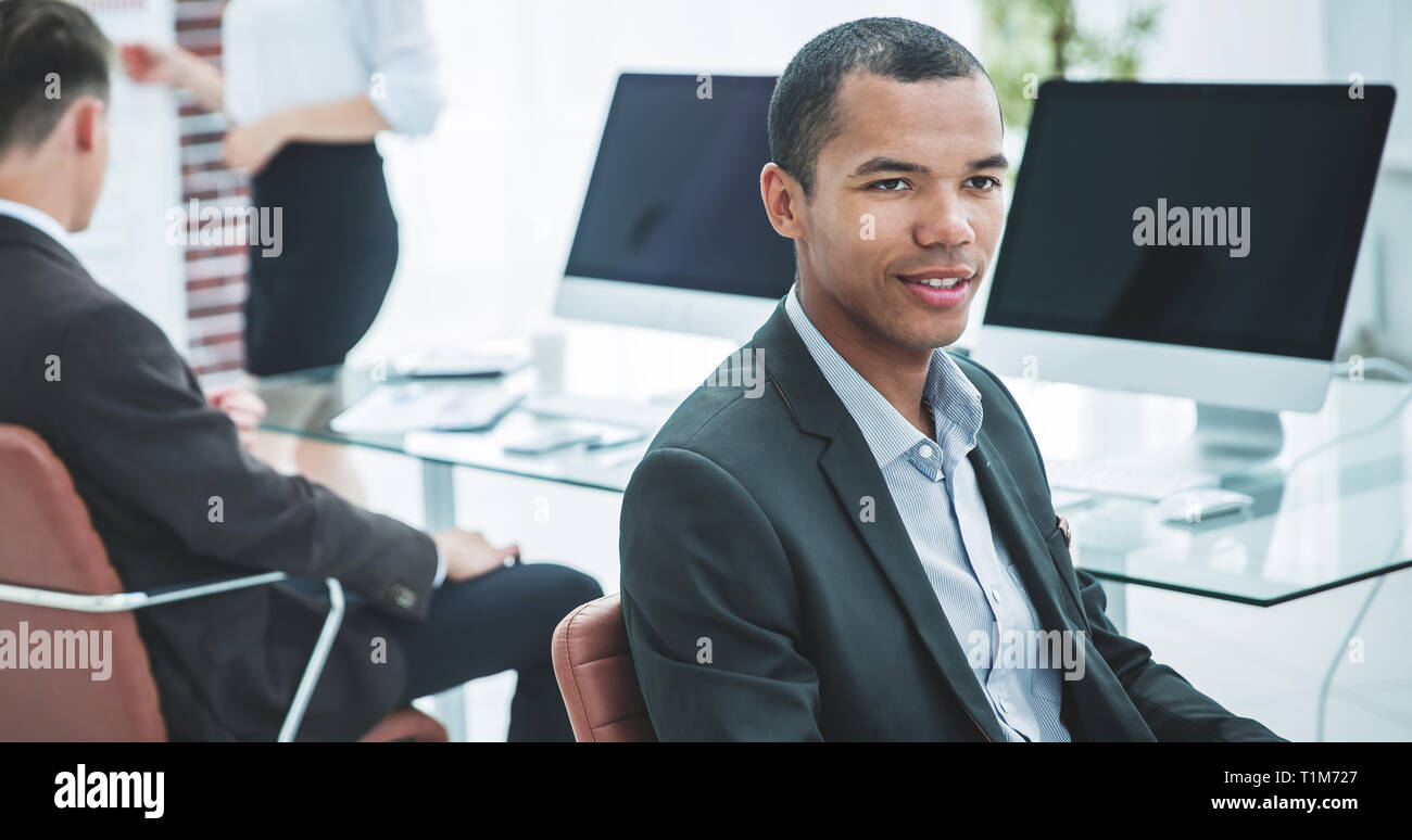 Boss sitting behind desk employee hi-res stock photography and images ...