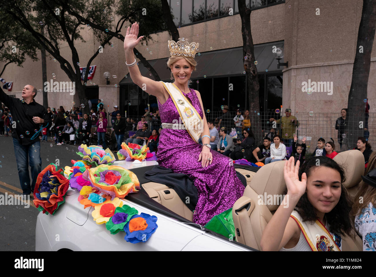 Woman wearing crown hi-res stock photography and images - Alamy