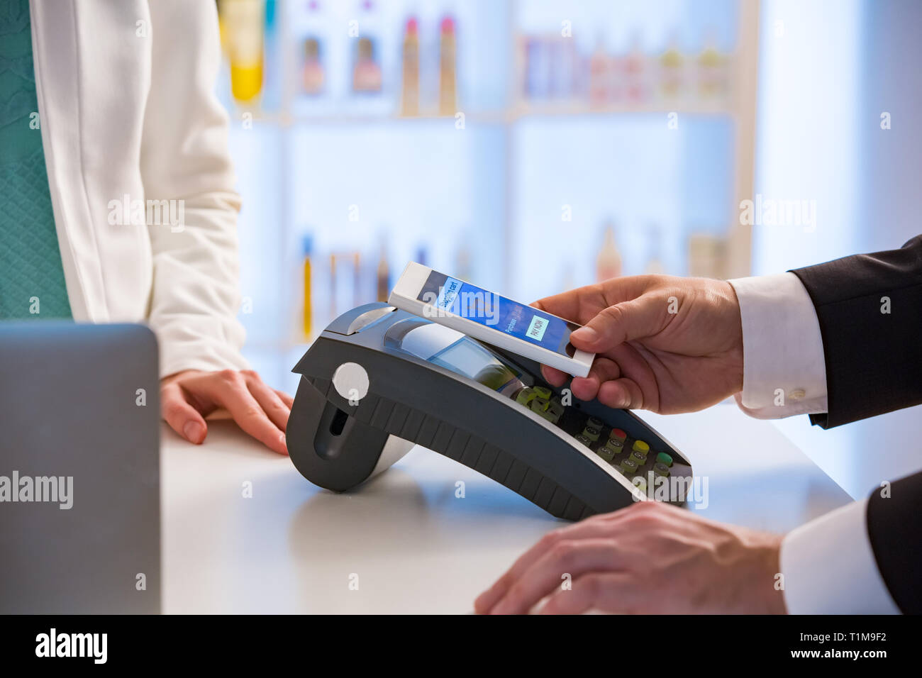 Cashier customer hi-res stock photography and images - Alamy