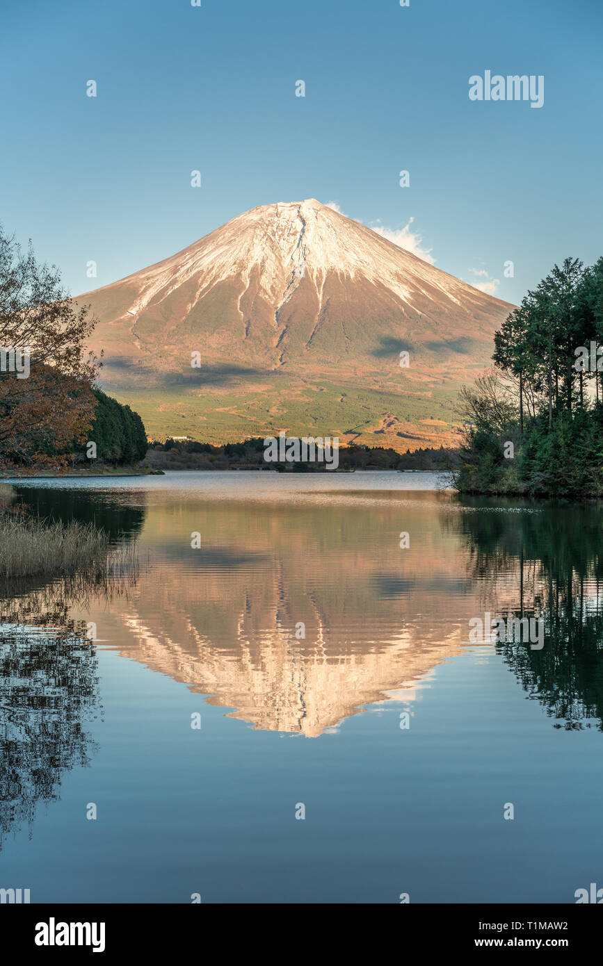 Beautiful clear sky Sunset at Tanuki Lake (Tanukiko). Fuji mountain ...