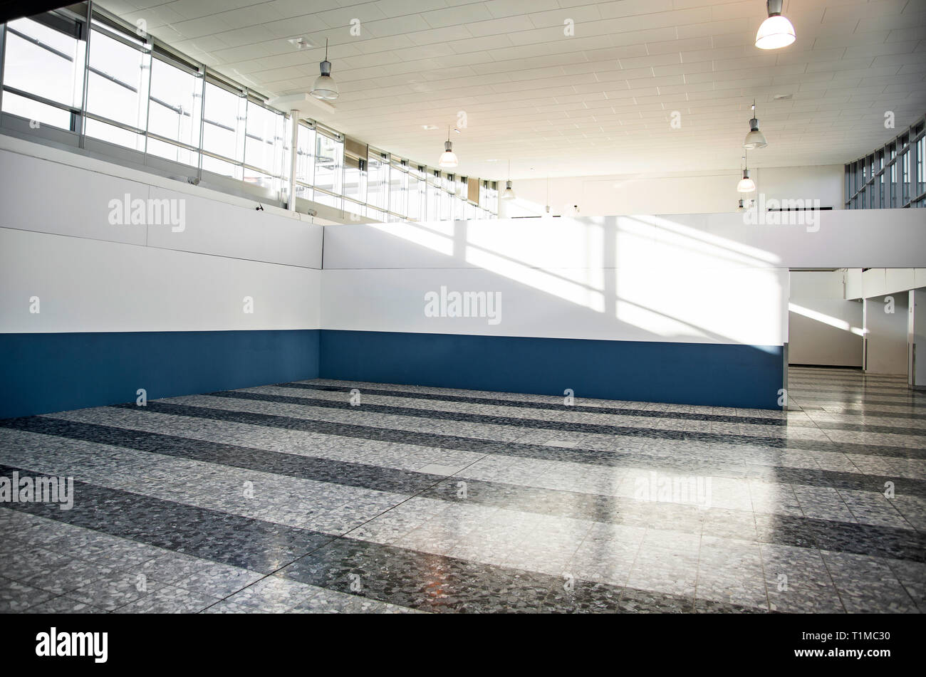 Empty hall with windows hi-res stock photography and images - Alamy