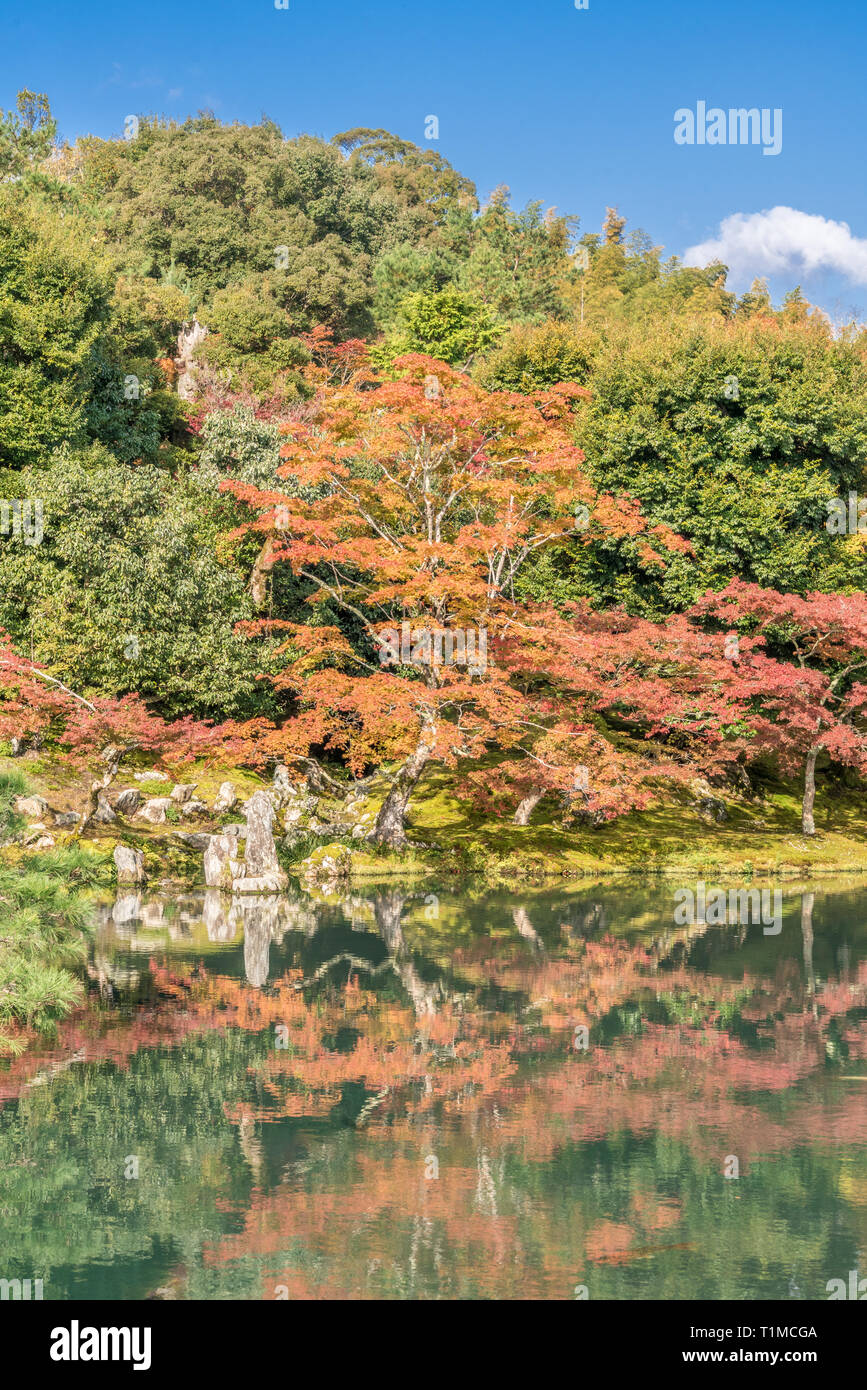 Autumn colors and pond reflections at Sogenchi Garden at Tenryu-ji ...