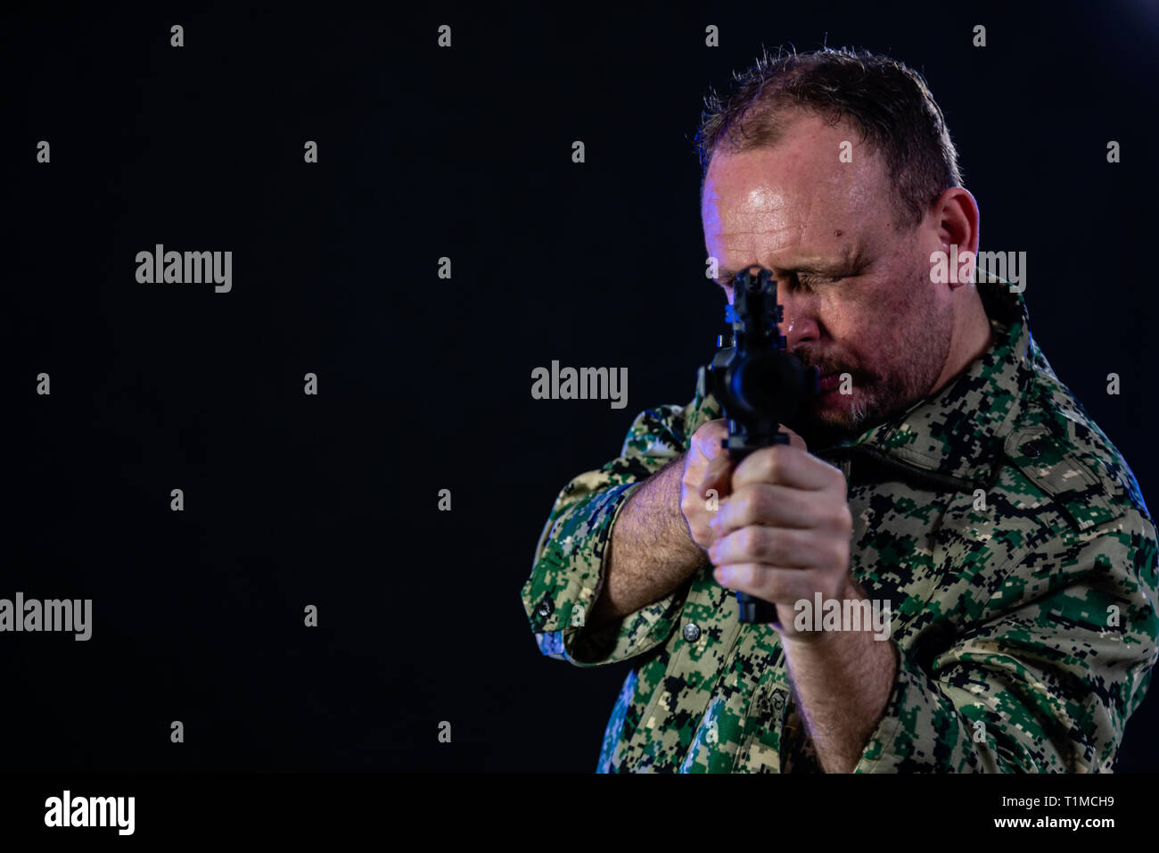 Soldier pointing machine gun hi-res stock photography and images - Alamy