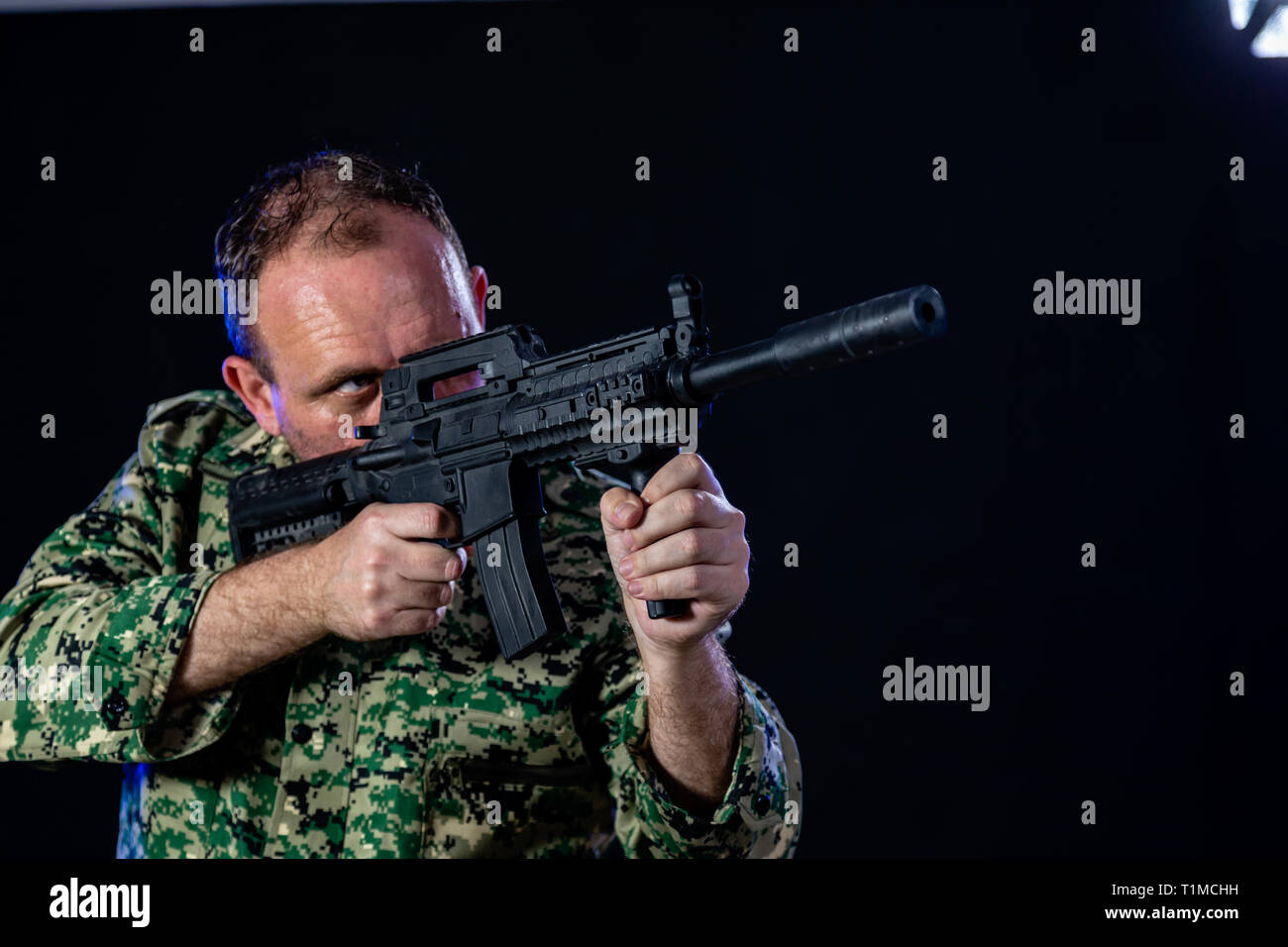 Man in army fatigues hi-res stock photography and images - Alamy