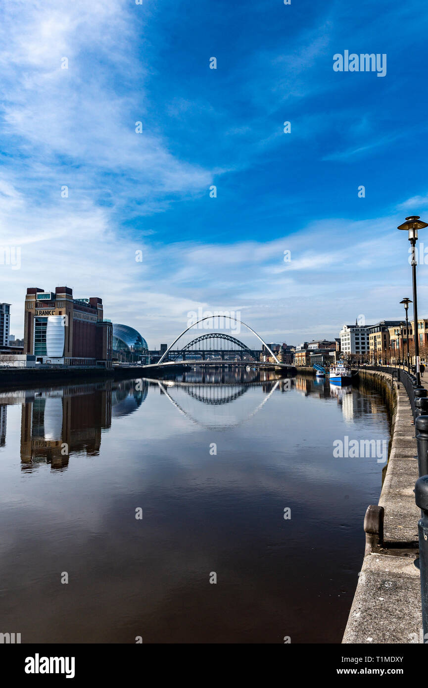 Quayside water river hi-res stock photography and images - Alamy