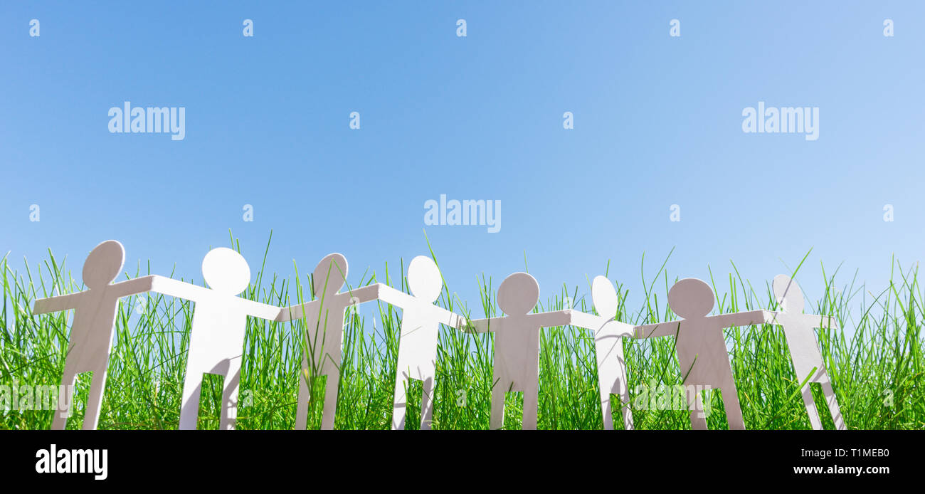 Paper chain of people hi-res stock photography and images - Alamy