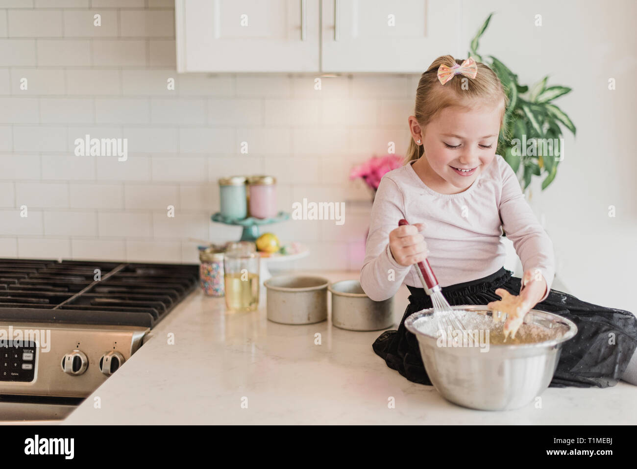 Girl kitchen counter hi-res stock photography and images - Alamy