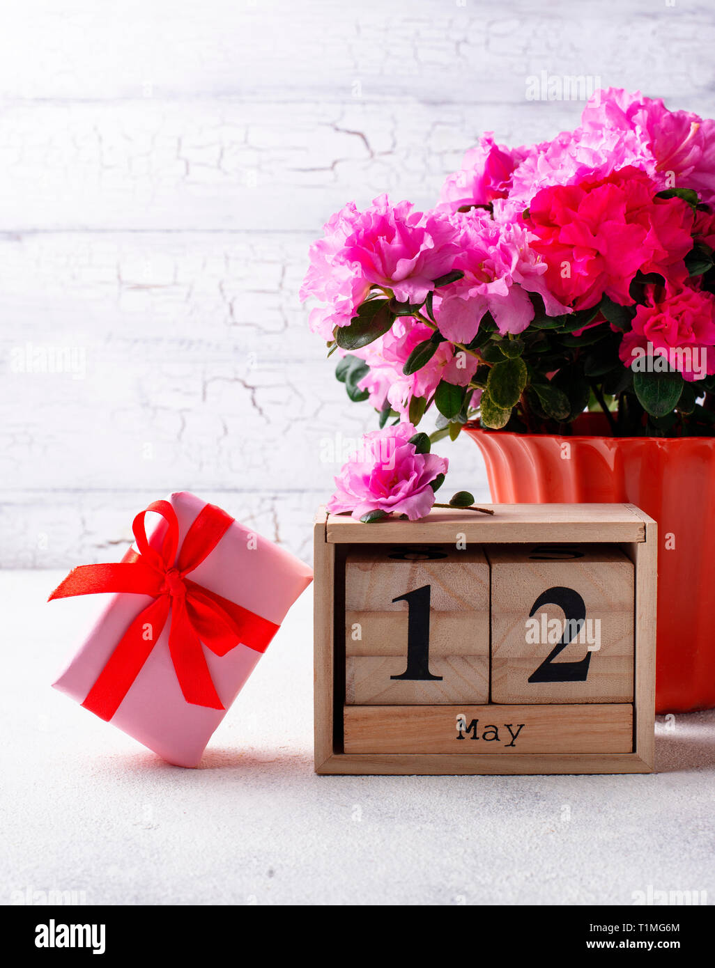 Calendar with flowers hi-res stock photography and images - Alamy