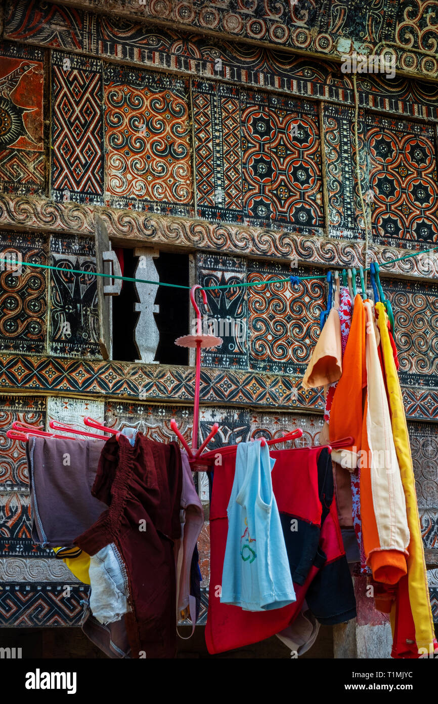Facade of a Tongokan house in Toraja with laundry drying in the side ...