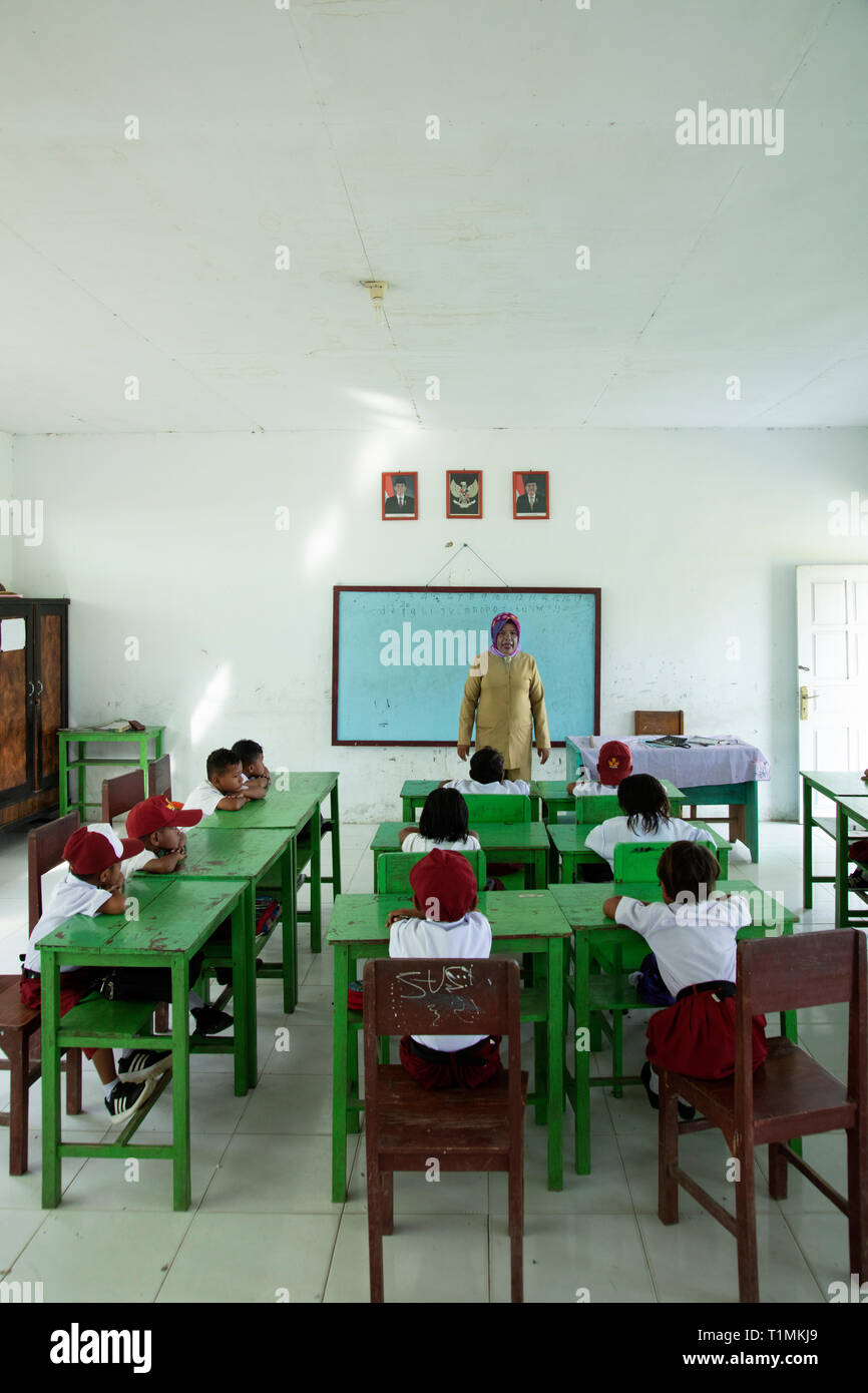 Muslim girls in school uniform hi-res stock photography and images - Alamy