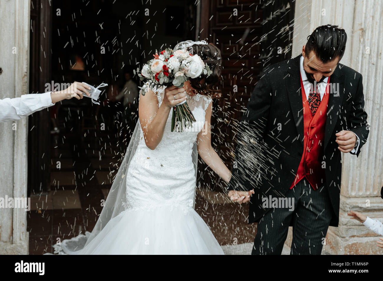 Wedding rice throwing hi res stock photography and images Alamy