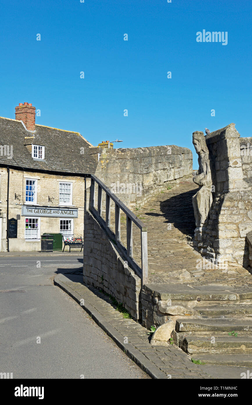 Three-way bridge and George & Angel pub, Crowland, Lincolnshire ...