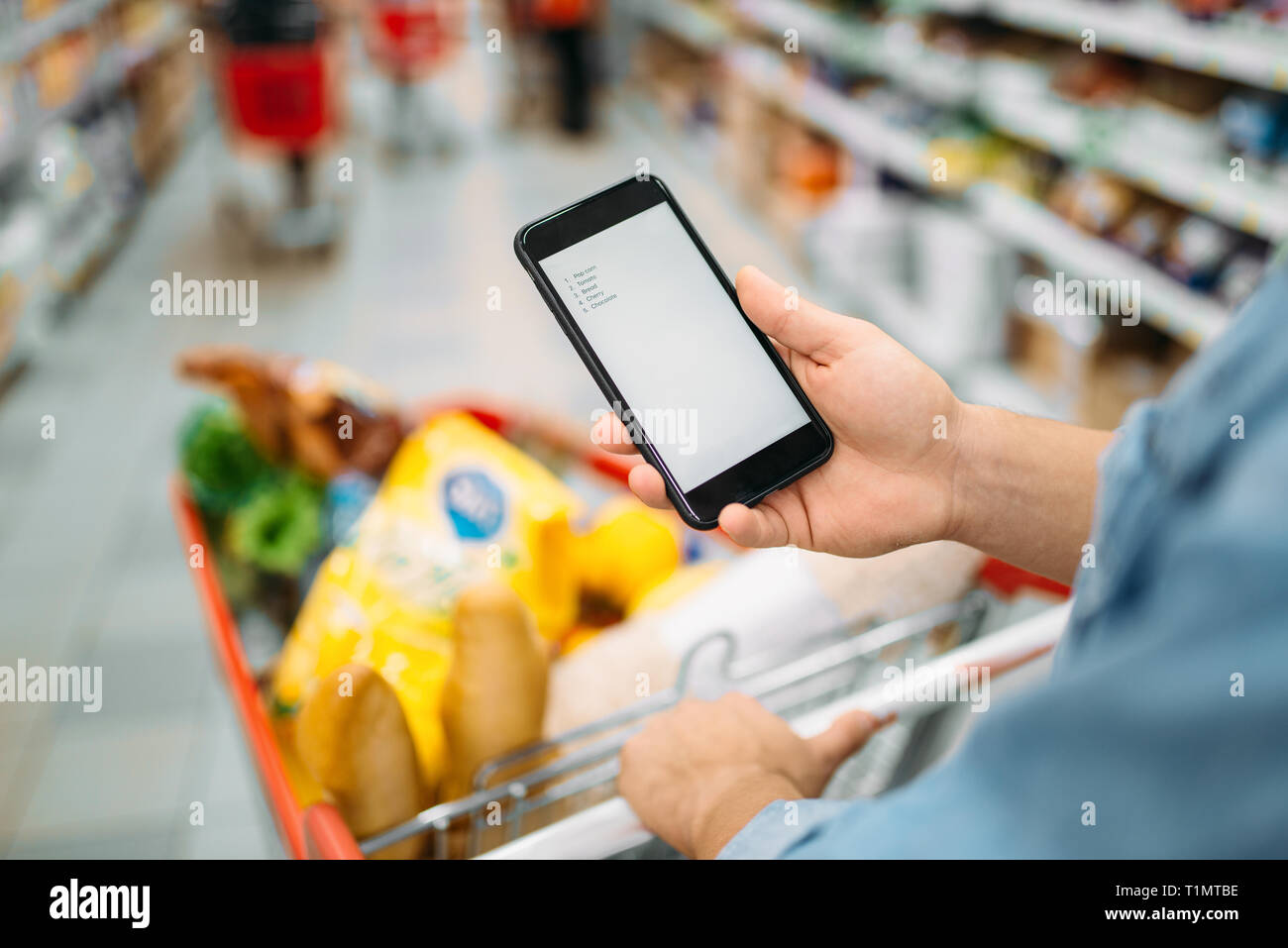People shopping grocery store list hi-res stock photography and images ...