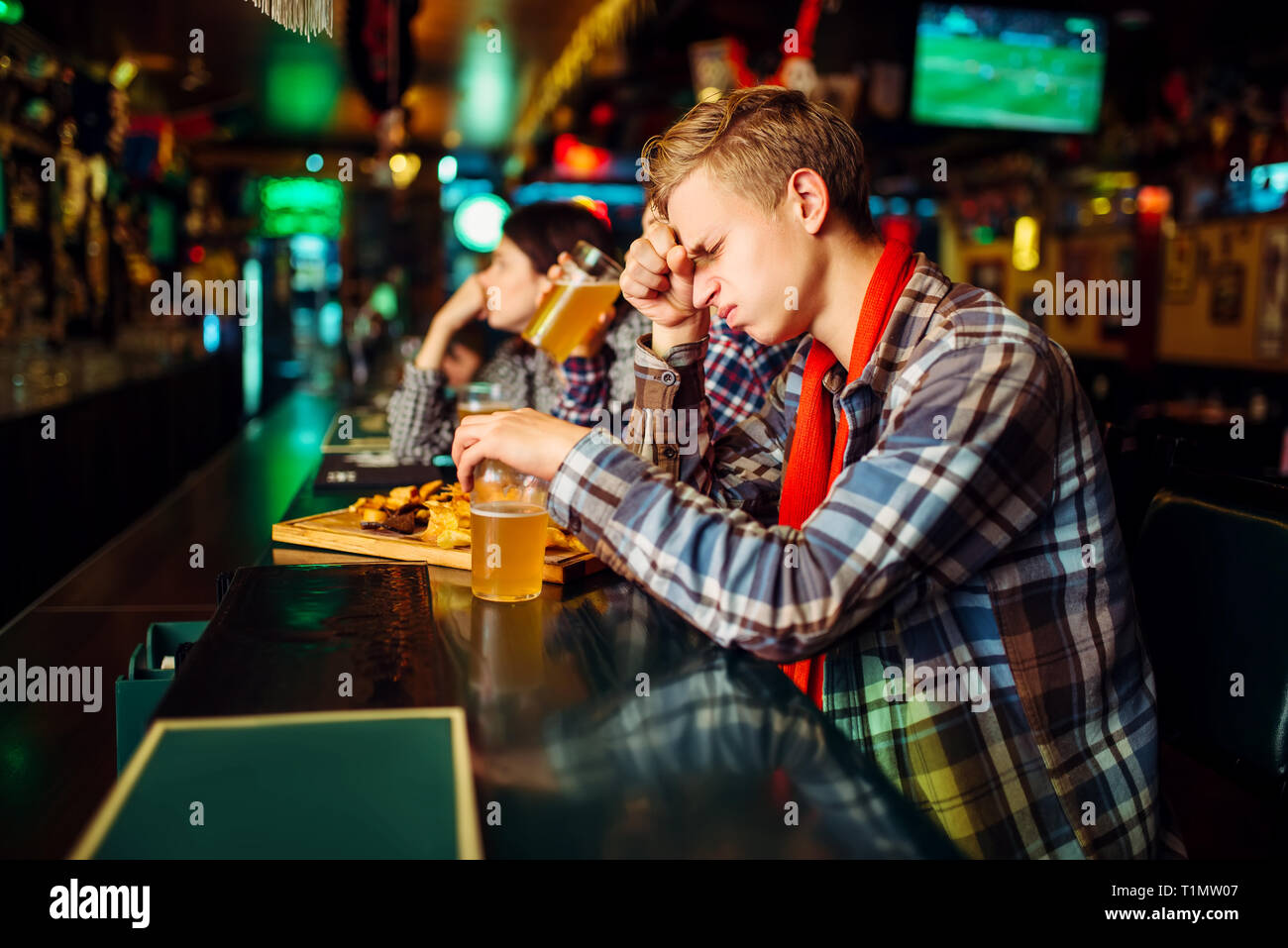 Bar alcohol men woman sad hi-res stock photography and images - Alamy Bar alcohol men woman sad hi-res stock photography and images - Alamy