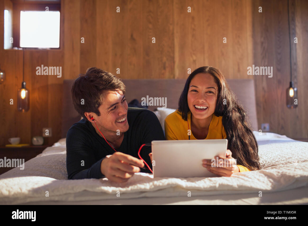 Couple in bed on a laptop hi-res stock photography and images - Alamy