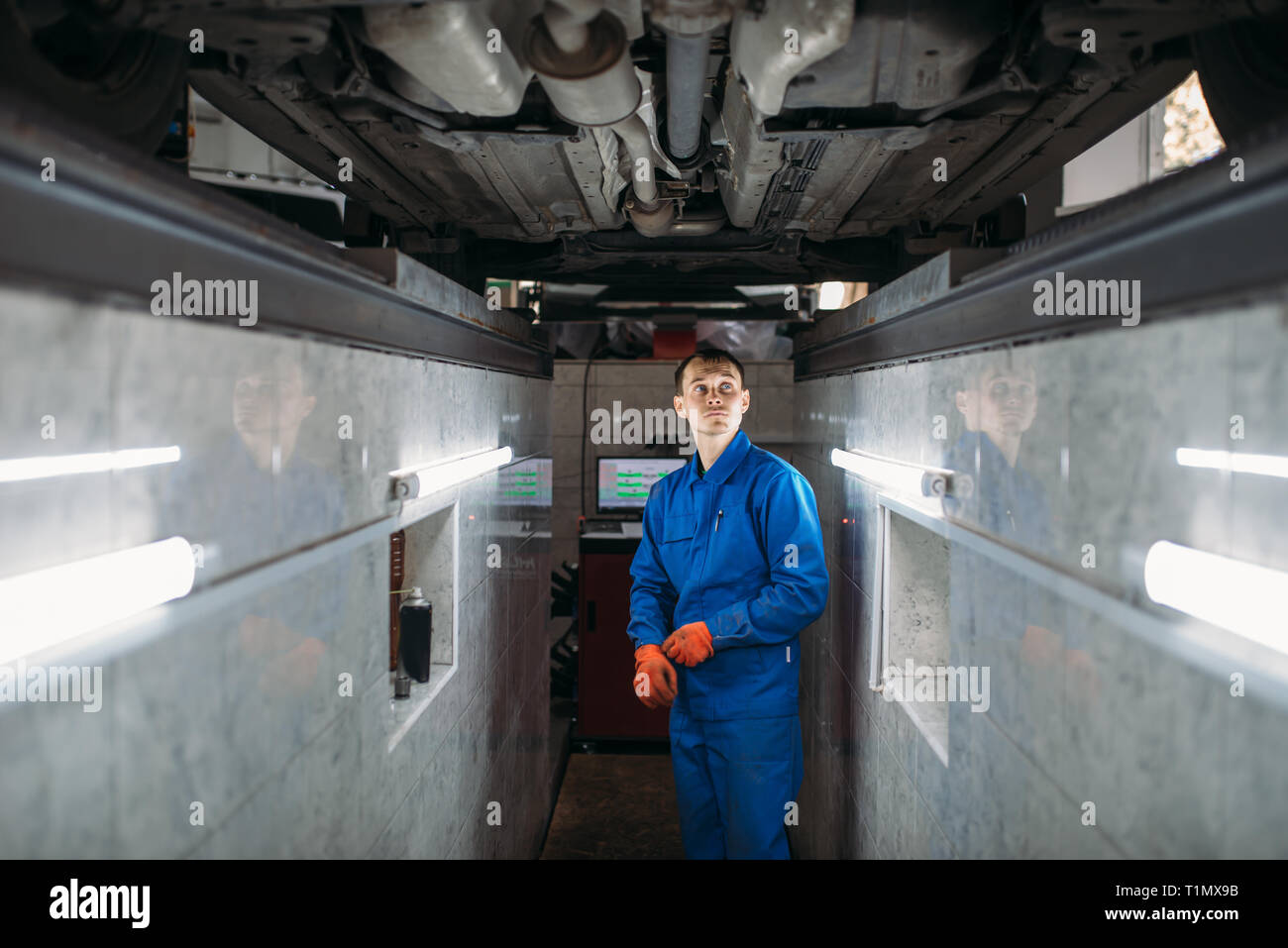 Mechanic car garage hi-res stock photography and images - Alamy