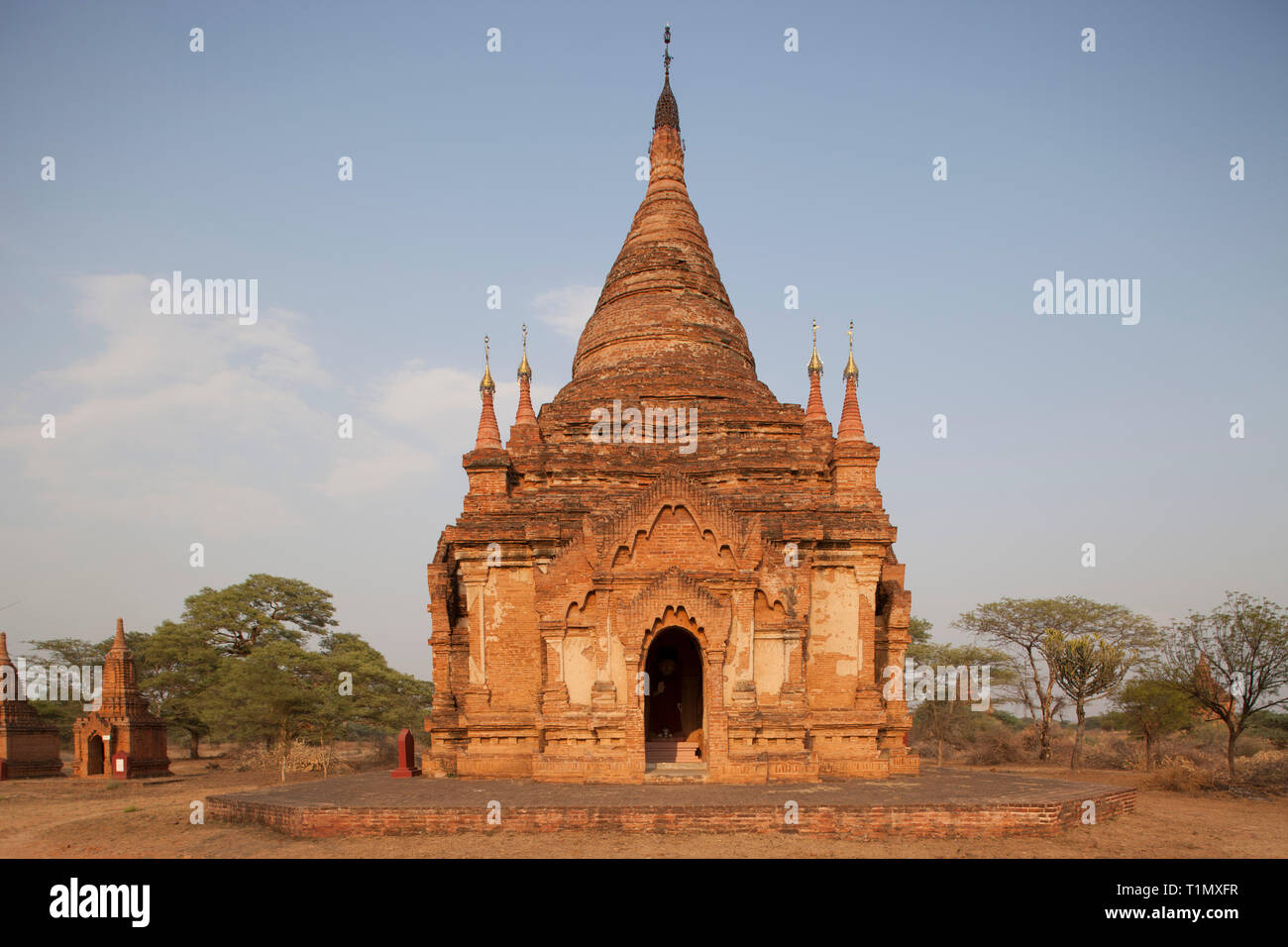 Old buddhist temples and pagodas in bagan hi-res stock photography and ...