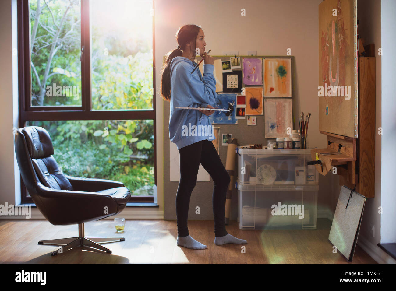 Woman artist painting hi-res stock photography and images - Alamy